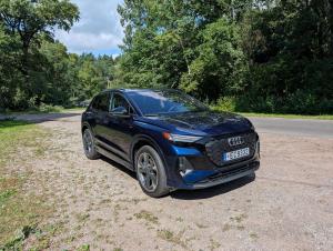 Zils Audi Q4 e-tron 2023 Kauņa, ar dzinēja tilpumu 0.00 L un nobraukumu 21 tūkst. km par 30500 €, foto  vietnē AUTOMOTO.COM.LV