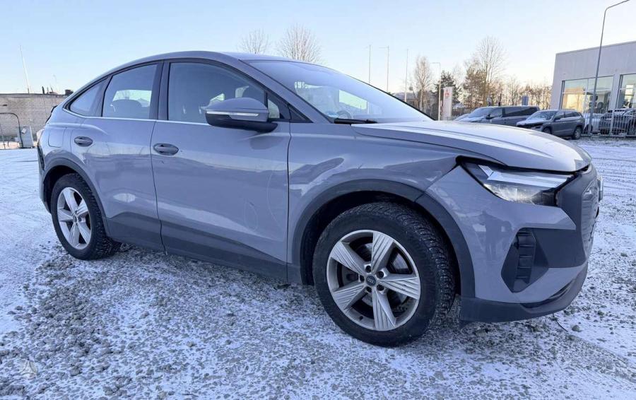 Pelēks Audi Q4 e-tron 2022 Šauļi, ar dzinēja tilpumu 0.00 L un nobraukumu 78 tūkst. km par 19900 €, foto 3 vietnē AUTOMOTO.COM.LV