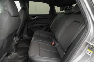 Pelēks Audi Q4 e-tron 2022 Viļņa, ar dzinēja tilpumu 0.00 L un nobraukumu 99 tūkst. km par 32300 €, foto 12 vietnē AUTOMOTO.COM.LV