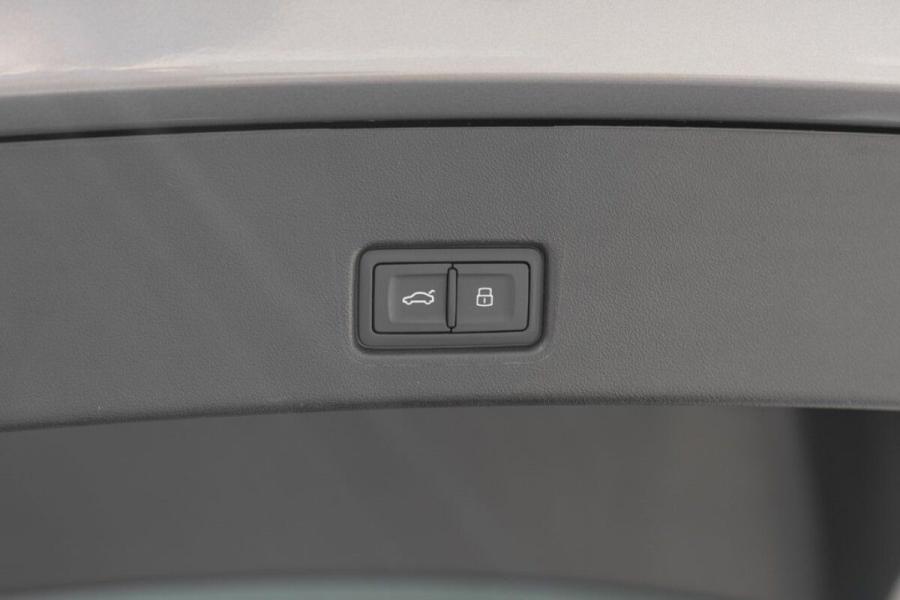 Pelēks Audi Q4 e-tron 2022 Viļņa, ar dzinēja tilpumu 0.00 L un nobraukumu 99 tūkst. km par 32300 €, foto 24 vietnē AUTOMOTO.COM.LV