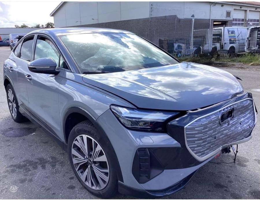 Pelēks Audi Q4 e-tron 2022 Kauņa, ar dzinēja tilpumu 0.00 L un nobraukumu 37 tūkst. km par 18300 €, foto 1 vietnē AUTOMOTO.COM.LV