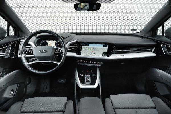 Pelēks Audi Q4 e-tron 2022 Mārupe, ar dzinēja tilpumu 0.00 L un nobraukumu 43 tūkst. km par 26900 €, foto 7 vietnē AUTOMOTO.COM.LV