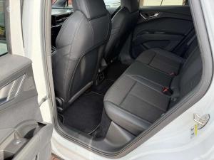 White Audi Q4 e-tron 2022 in Siauliai, with an engine capacity of 0.00 L and mileage of 196 thousand km for 24800 €, photo 21 on AUTOMOTO.COM.LV