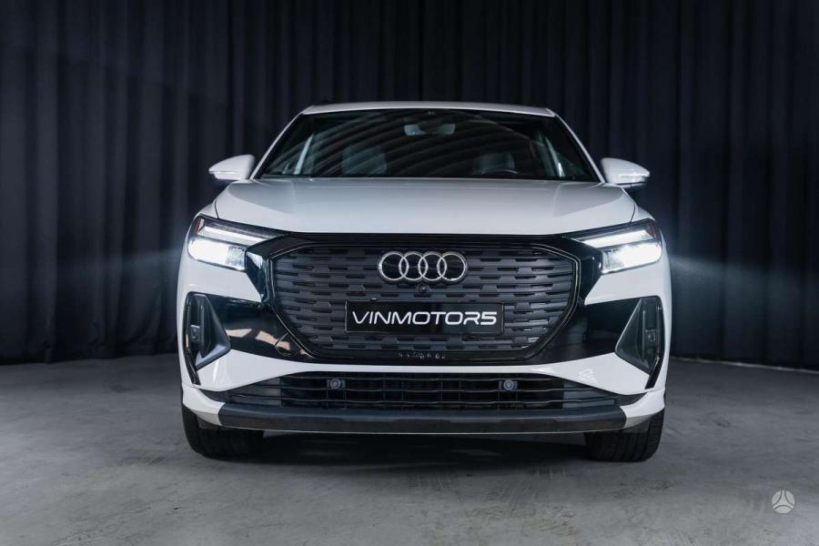 White Audi Q4 e-tron 2024 in Vilnius, with an engine capacity of 0.00 L and mileage of 32 thousand km for 33999 €, photo 3 on AUTOMOTO.COM.LV