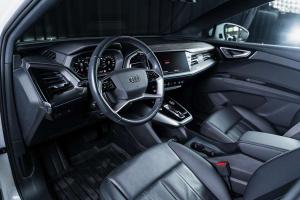 White Audi Q4 e-tron 2024 in Vilnius, with an engine capacity of 0.00 L and mileage of 32 thousand km for 33999 €, photo 15 on AUTOMOTO.COM.LV