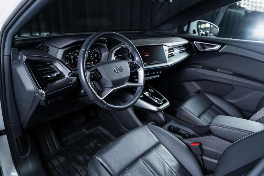 White Audi Q4 e-tron 2024 in Vilnius, with an engine capacity of 0.00 L and mileage of 32 thousand km for 33999 €, photo 15 on AUTOMOTO.COM.LV