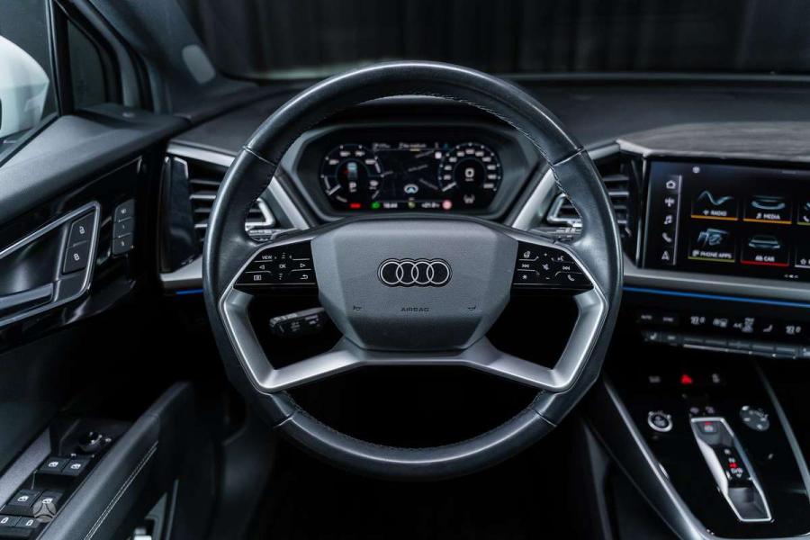 White Audi Q4 e-tron 2024 in Vilnius, with an engine capacity of 0.00 L and mileage of 32 thousand km for 33999 €, photo 16 on AUTOMOTO.COM.LV