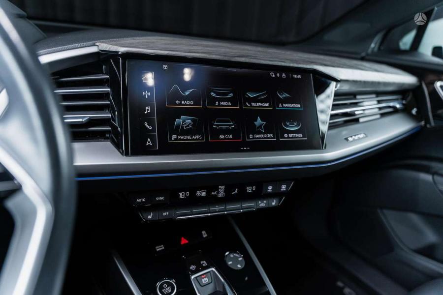 White Audi Q4 e-tron 2024 in Vilnius, with an engine capacity of 0.00 L and mileage of 32 thousand km for 33999 €, photo 21 on AUTOMOTO.COM.LV