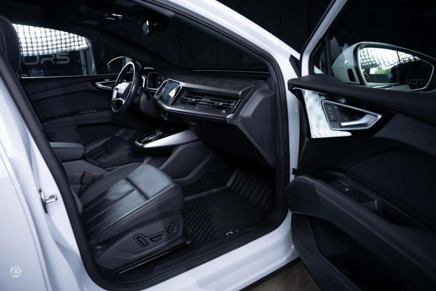 White Audi Q4 e-tron 2024 in Vilnius, with an engine capacity of 0.00 L and mileage of 32 thousand km for 33999 €, photo 24 on AUTOMOTO.COM.LV