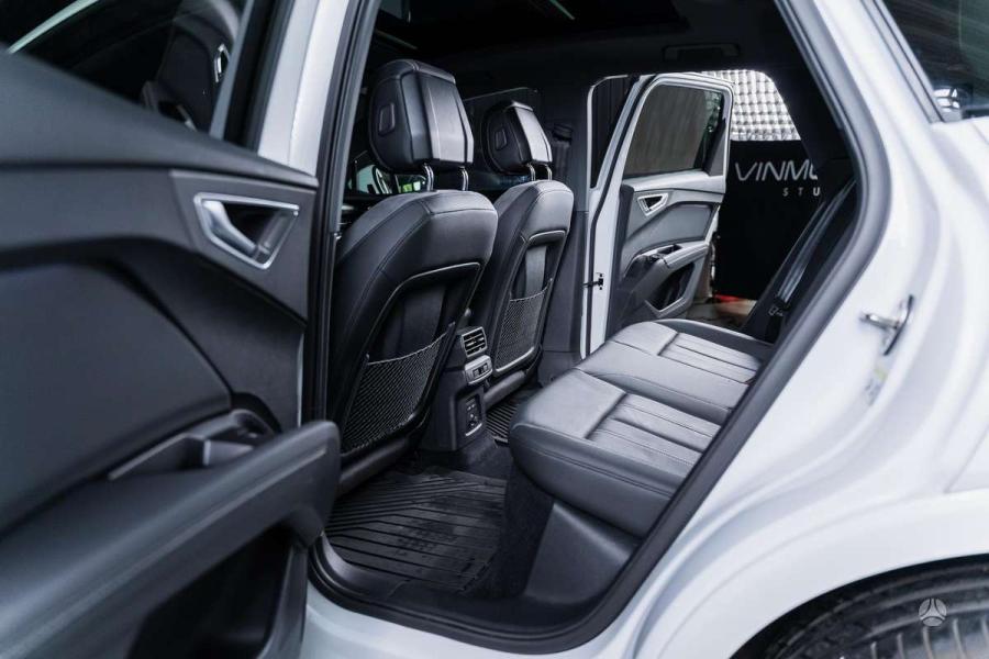 White Audi Q4 e-tron 2024 in Vilnius, with an engine capacity of 0.00 L and mileage of 32 thousand km for 33999 €, photo 28 on AUTOMOTO.COM.LV