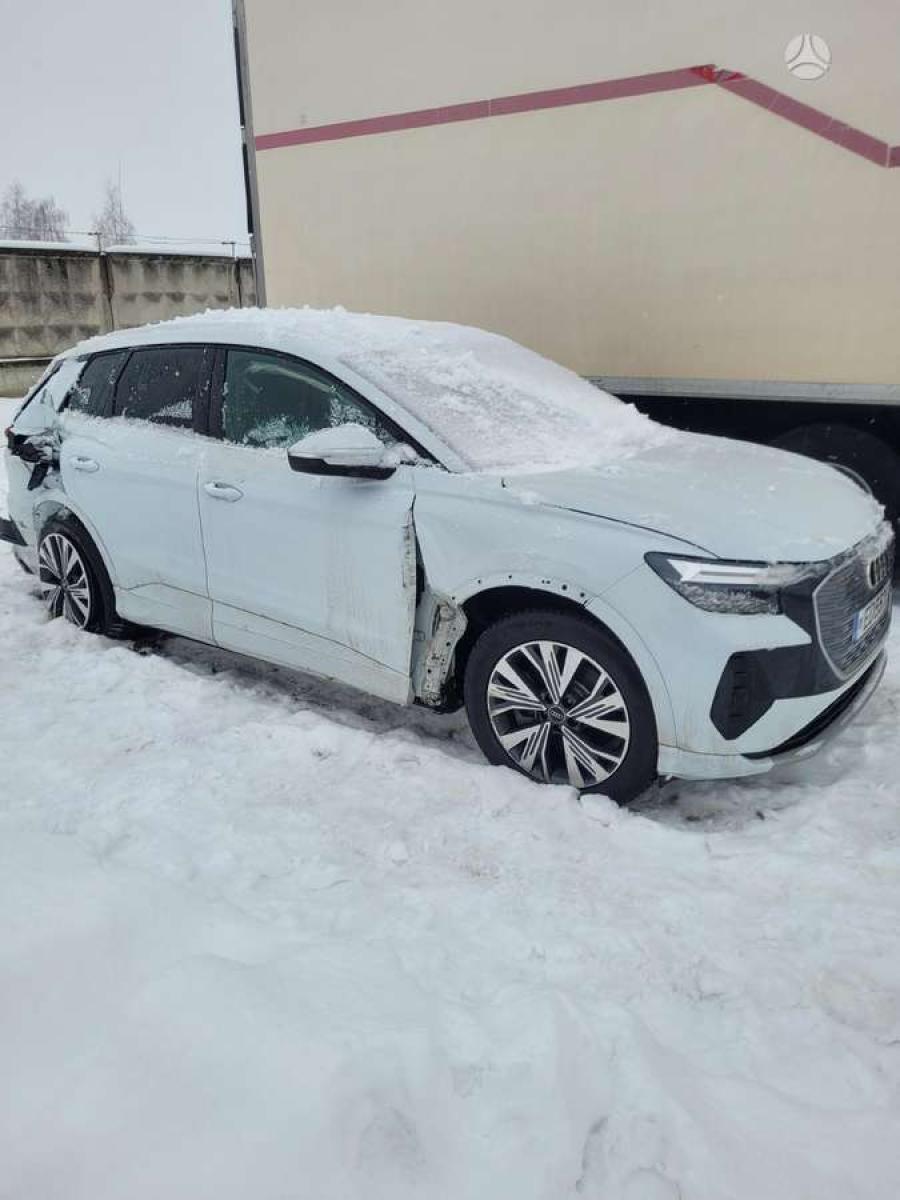 Balts Audi Q4 e-tron 2025 Kalvarija, ar dzinēja tilpumu 0.00 L un nobraukumu 20 tūkst. km par 19900 €, foto 1 vietnē AUTOMOTO.COM.LV