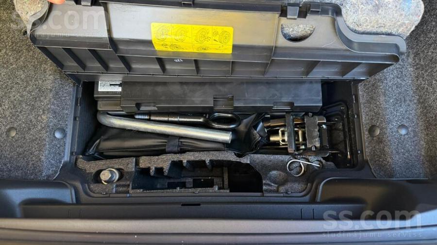 Black Audi Q5 2009 in Riga, with an engine capacity of 3.00 L and mileage of 295 thousand km for 10000 €, photo 32 on AUTOMOTO.COM.LV