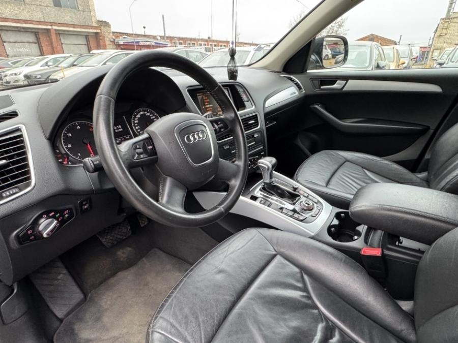 Black Audi Q5 2009 in Riga, with an engine capacity of 2.00 L and mileage of 221 thousand km for 8900 €, photo 8 on AUTOMOTO.COM.LV