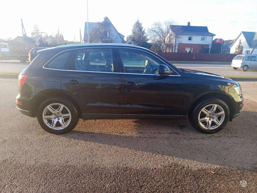Black Audi Q5 2010 in Marijampole, with an engine capacity of 1.97 L and mileage of 312 thousand km for 7800 €, photo 3 on AUTOMOTO.COM.LV