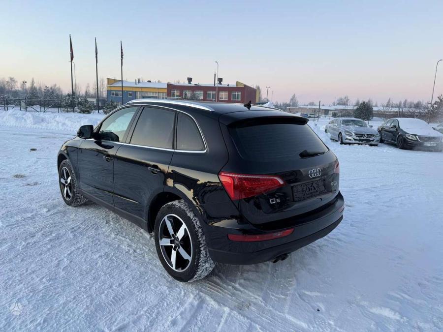 Melns Audi Q5 2010 Telšiai, ar dzinēja tilpumu 1.97 L un nobraukumu 192 tūkst. km par 9200 €, foto 4 vietnē AUTOMOTO.COM.LV