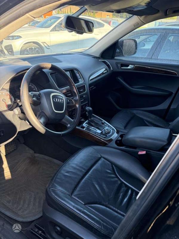 Black Audi Q5 2010 in Vilnius, with an engine capacity of 3.20 L and mileage of 200 thousand km for 4200 €, photo 2 on AUTOMOTO.COM.LV