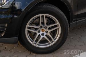 Black Audi Q5 2010 in Riga, with an engine capacity of 3.00 L and mileage of 219 thousand km for 10650 €, photo 3 on AUTOMOTO.COM.LV