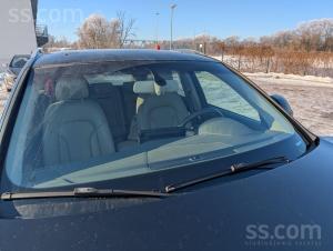 Black Audi Q5 2010 in Riga, with an engine capacity of 3.20 L and mileage of 302 thousand km for 6900 €, photo 4 on AUTOMOTO.COM.LV