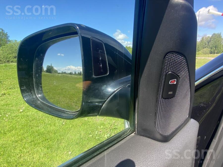Black Audi Q5 2011 in Riga, with an engine capacity of 3.00 L and mileage of 306 thousand km for 9990 €, photo 19 on AUTOMOTO.COM.LV