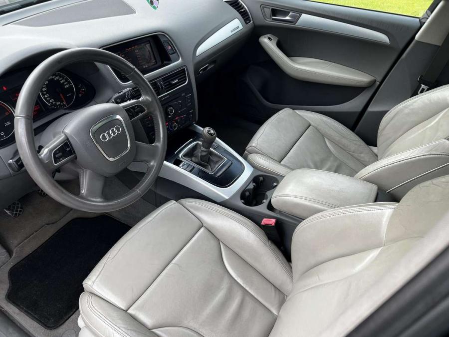 Black Audi Q5 2012 in Ukmerge, with an engine capacity of 1.97 L and mileage of 273 thousand km for 6950 €, photo 12 on AUTOMOTO.COM.LV