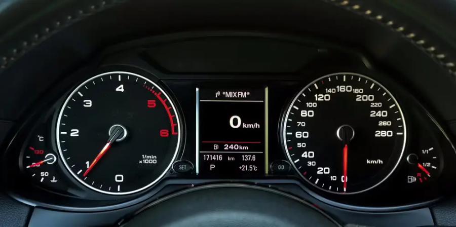 Black Audi Q5 2013 in Riga, with an engine capacity of 2.00 L and mileage of 171 thousand km for 14990 €, photo 17 on AUTOMOTO.COM.LV