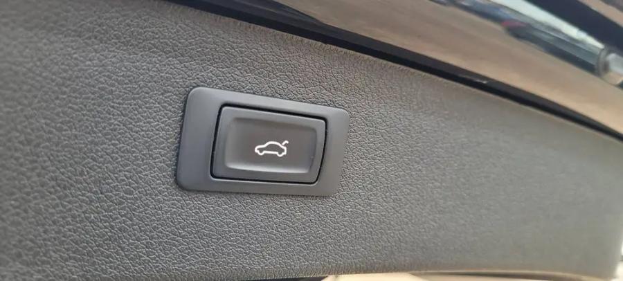 Black Audi Q5 2013 in Riga, with an engine capacity of 3.00 L and mileage of 280 thousand km for 12500 €, photo 27 on AUTOMOTO.COM.LV
