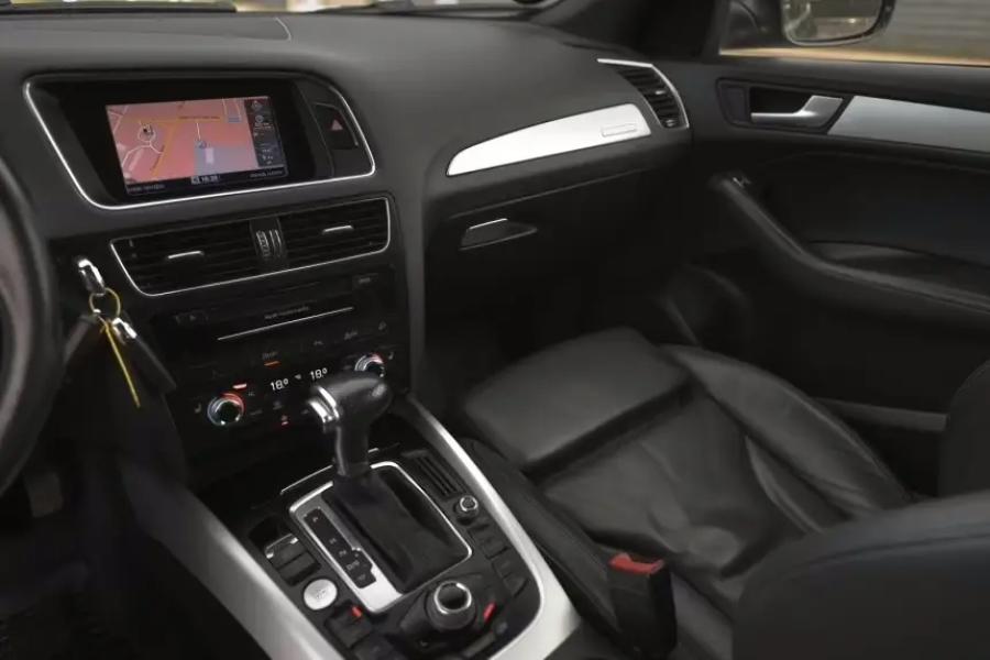 Melns Audi Q5 2013 Jelgava, ar dzinēja tilpumu 3.00 L un nobraukumu 284 tūkst. km par 15500 €, foto 12 vietnē AUTOMOTO.COM.LV