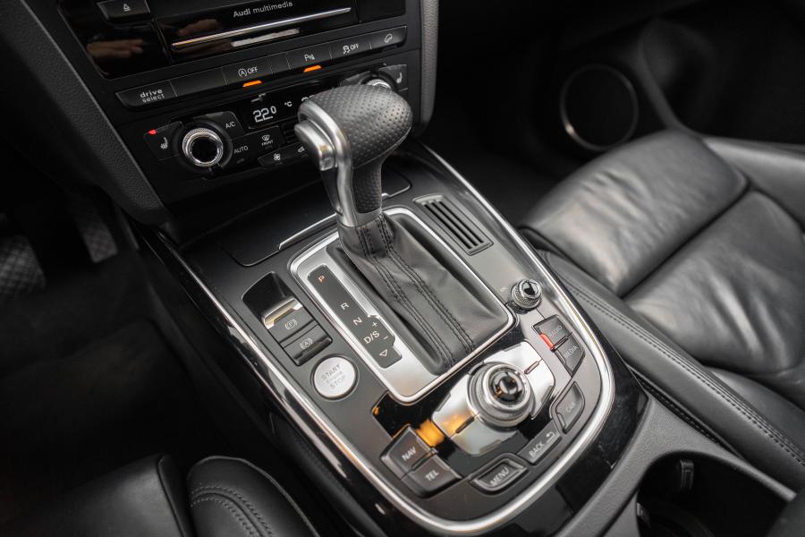 Black Audi Q5 2014 in Riga, with an engine capacity of 3.00 L and mileage of 263 thousand km for 13990 €, photo 23 on AUTOMOTO.COM.LV