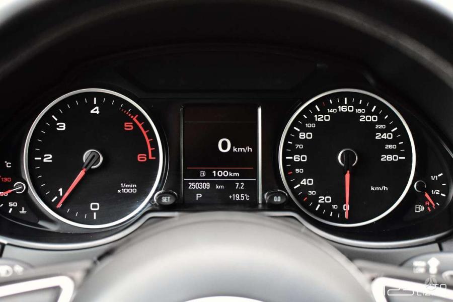 Melns Audi Q5 2015 Kretinga, ar dzinēja tilpumu 2.00 L un nobraukumu 250 tūkst. km par 16000 €, foto 25 vietnē AUTOMOTO.COM.LV