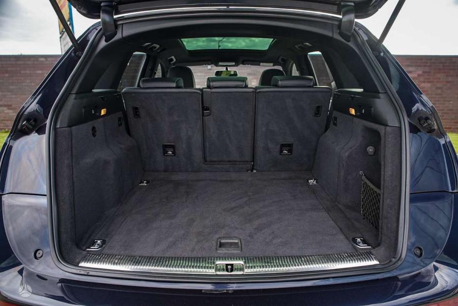 Black Audi Q5 2016 in Marijampole, with an engine capacity of 1.97 L and mileage of 195 thousand km for 14450 €, photo 16 on AUTOMOTO.COM.LV