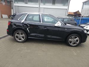 Black Audi Q5 2017 in Kaunas, with an engine capacity of 2.00 L and mileage of 237 thousand km for 14800 €, photo 6 on AUTOMOTO.COM.LV
