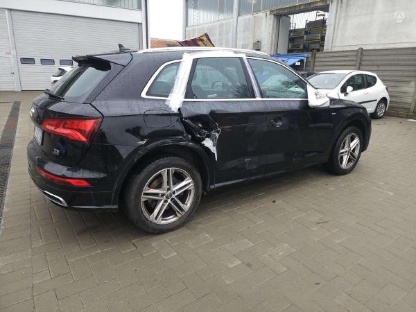Black Audi Q5 2017 in Kaunas, with an engine capacity of 2.00 L and mileage of 237 thousand km for 14800 €, photo 8 on AUTOMOTO.COM.LV
