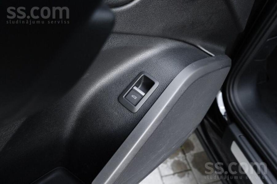 Black Audi Q5 2017 in Riga, with an engine capacity of 2.00 L and mileage of 127 thousand km for 24850 €, photo 9 on AUTOMOTO.COM.LV