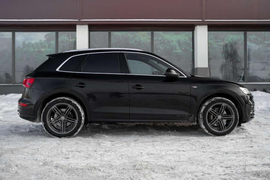 Black Audi Q5 2018 in Vilnius, with an engine capacity of 2.97 L and mileage of 200 thousand km for 24999 €, photo 7 on AUTOMOTO.COM.LV