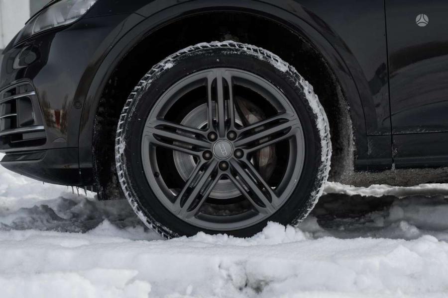 Black Audi Q5 2018 in Vilnius, with an engine capacity of 2.97 L and mileage of 200 thousand km for 24999 €, photo 11 on AUTOMOTO.COM.LV