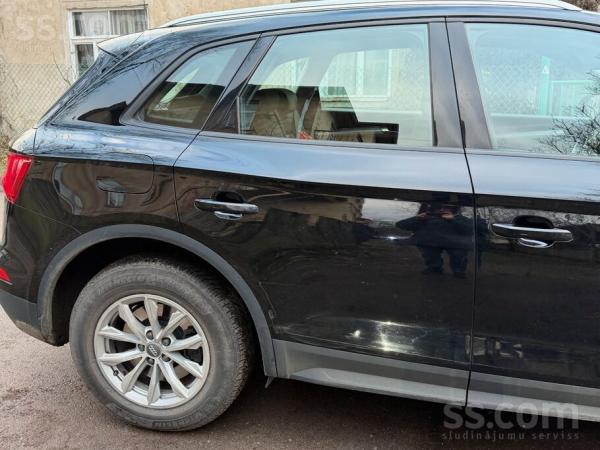 Black Audi Q5 2018 in Riga, with an engine capacity of 2.00 L and mileage of 114 thousand km for 23000 €, photo 5 on AUTOMOTO.COM.LV