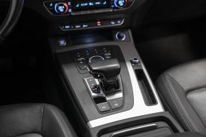 Black Audi Q5 2018 in Vilnius, with an engine capacity of 2.00 L and mileage of 191 thousand km for 21450 €, photo 19 on AUTOMOTO.COM.LV