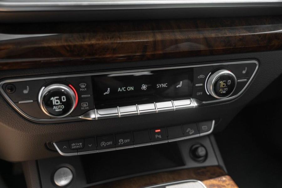 Black Audi Q5 2018 in Vilnius, with an engine capacity of 2.00 L and mileage of 206 thousand km for 20900 €, photo 14 on AUTOMOTO.COM.LV
