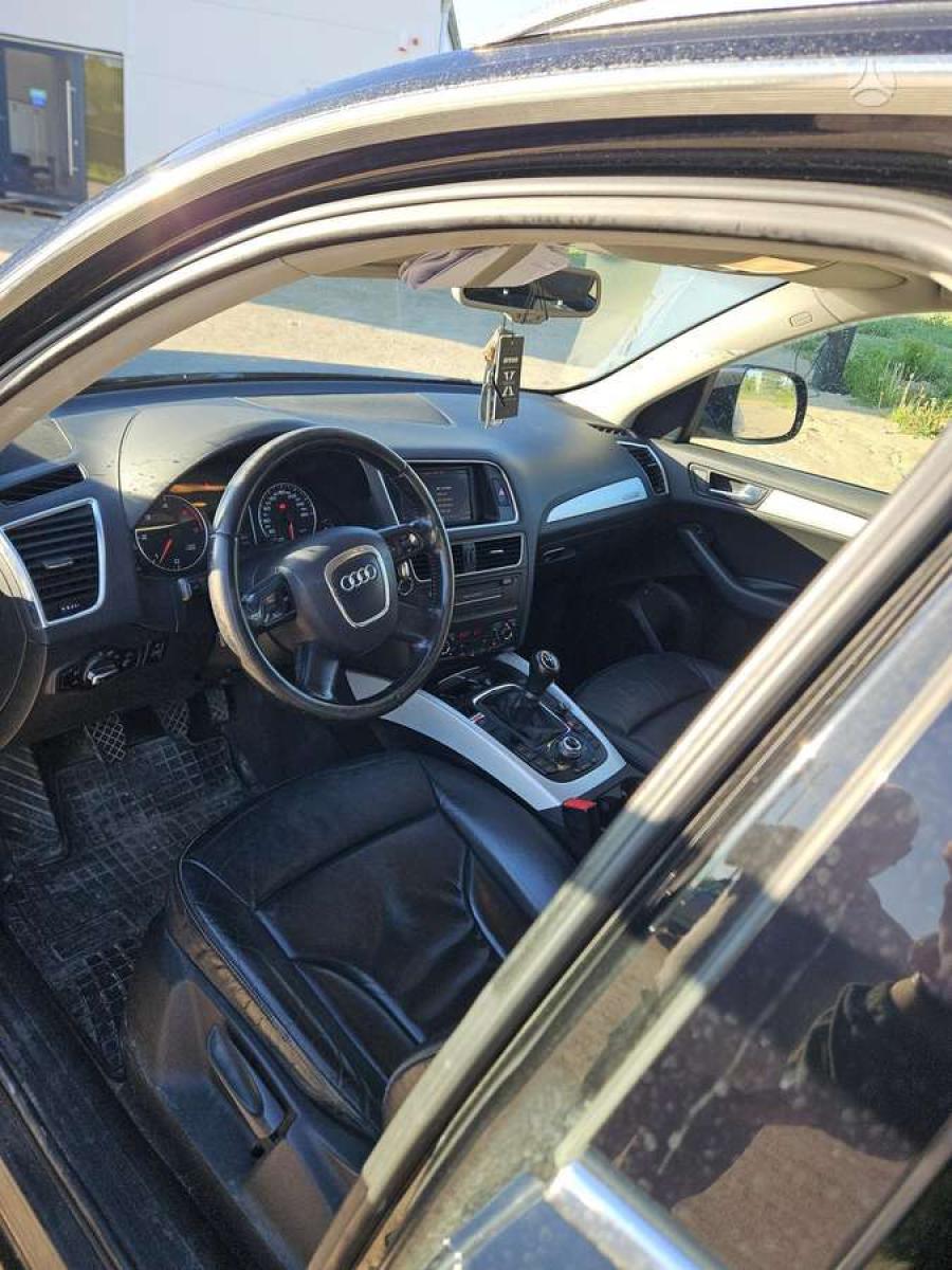 Black Audi Q5 2018 in Moletai, with an engine capacity of 2.00 L and mileage of 263 thousand km for 8500 €, photo 4 on AUTOMOTO.COM.LV