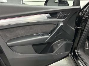 Melns Audi Q5 2018 Utena, ar dzinēja tilpumu 2.00 L un nobraukumu 240 tūkst. km par 25500 €, foto 24 vietnē AUTOMOTO.COM.LV