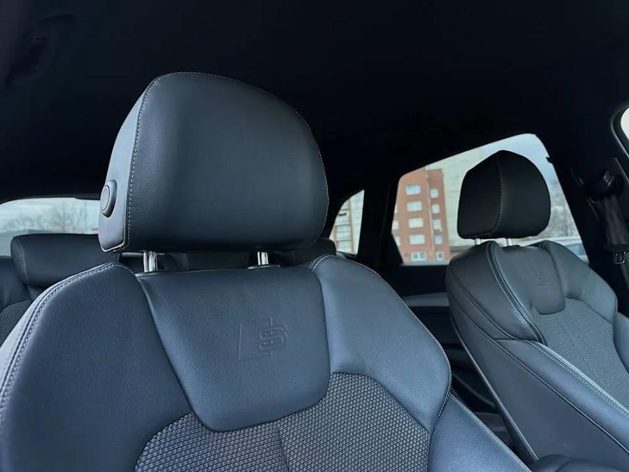 Black Audi Q5 2020 in Jelgava, with an engine capacity of 2.00 L and mileage of 170 thousand km for 24900 €, photo 11 on AUTOMOTO.COM.LV