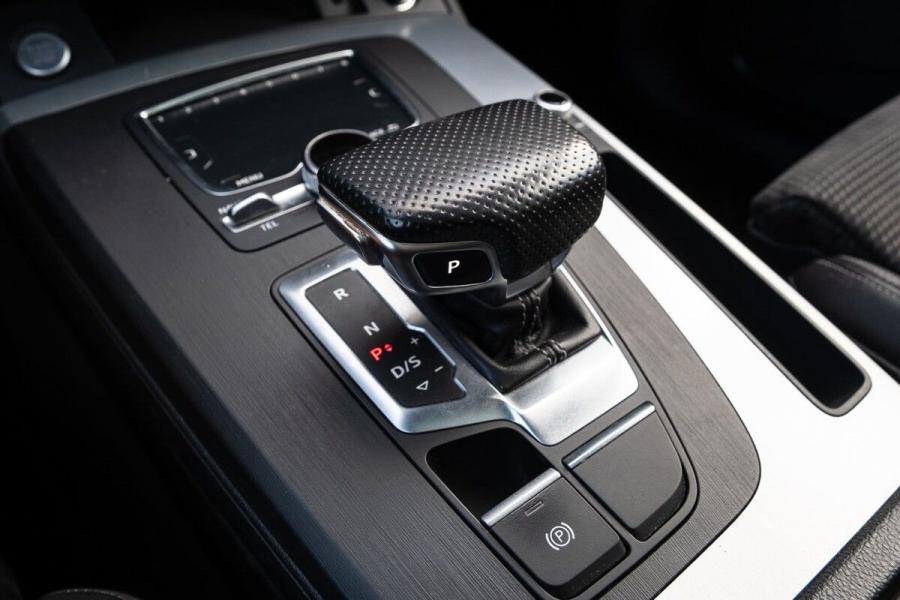 Melns Audi Q5 2020 Rīga, ar dzinēja tilpumu 2.00 L un nobraukumu 150 tūkst. km par 29500 €, foto 26 vietnē AUTOMOTO.COM.LV