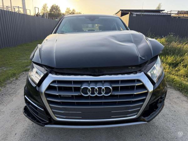 Black Audi Q5 2020 in Siauliai, with an engine capacity of 1.97 L and mileage of 191 thousand km for 4000 €, photo 3 on AUTOMOTO.COM.LV