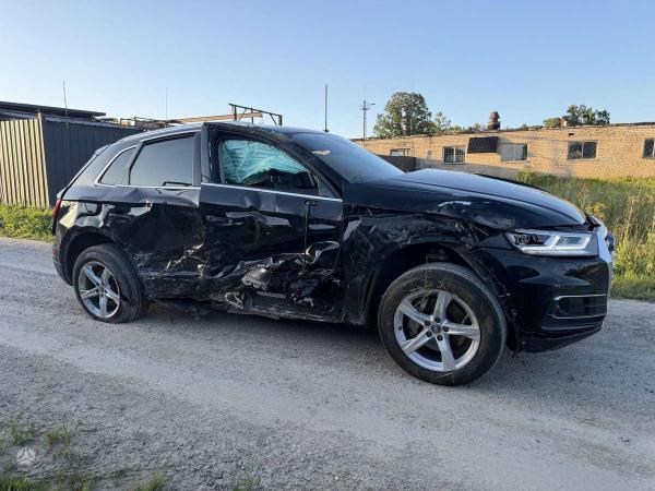 Black Audi Q5 2020 in Siauliai, with an engine capacity of 1.97 L and mileage of 191 thousand km for 4000 €, photo 5 on AUTOMOTO.COM.LV