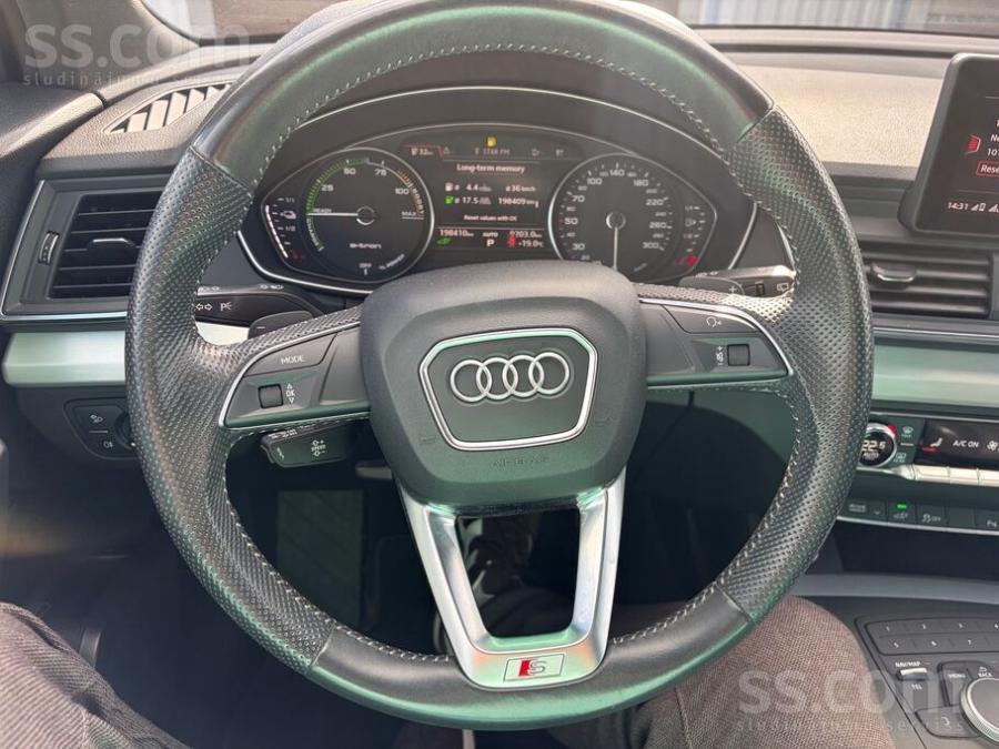Black Audi Q5 2020 in Riga, with an engine capacity of 2.00 L and mileage of 198 thousand km for 25800 €, photo 14 on AUTOMOTO.COM.LV
