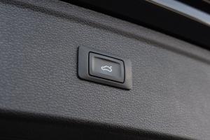 Black Audi Q5 2020 in Riga, with an engine capacity of 2.00 L and mileage of 108 thousand km for 22850 €, photo 12 on AUTOMOTO.COM.LV