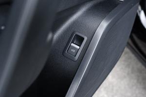 Black Audi Q5 2020 in Riga, with an engine capacity of 2.00 L and mileage of 108 thousand km for 22850 €, photo 14 on AUTOMOTO.COM.LV