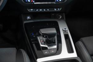 Black Audi Q5 2021 in Vilnius, with an engine capacity of 2.00 L and mileage of 51 thousand km for 34000 €, photo 21 on AUTOMOTO.COM.LV