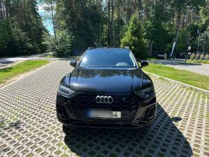 Melns Audi Q5 2021 Viļņa, ar dzinēja tilpumu 1.98 L un nobraukumu 64 tūkst. km par 35300 €, foto 3 vietnē AUTOMOTO.COM.LV