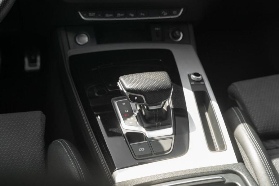 Black Audi Q5 2022 in Vilnius, with an engine capacity of 3.00 L and mileage of 105 thousand km for 37850 €, photo 11 on AUTOMOTO.COM.LV